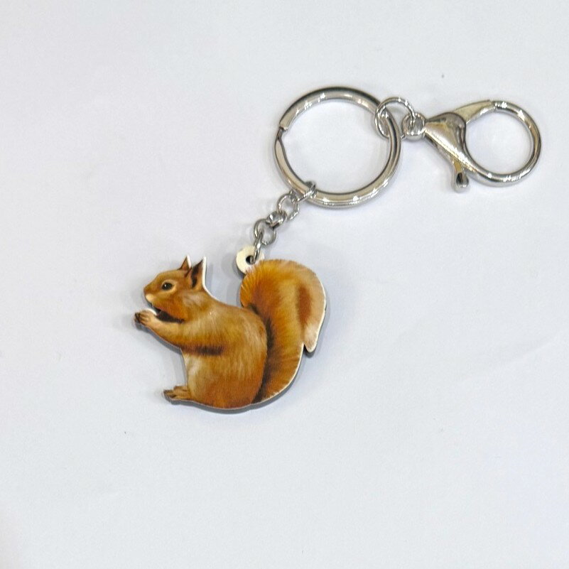 ・この キーホルダーは、かわいいリスのデザインが魅力的なアクリル製のアイテムです。・小動物好きの方やアニマル雑貨を集めている方にぴったり！プリントされたリスの姿がリアルで、見るたびにほっこりした気分になります。・ギフトラッピングが無料なので...