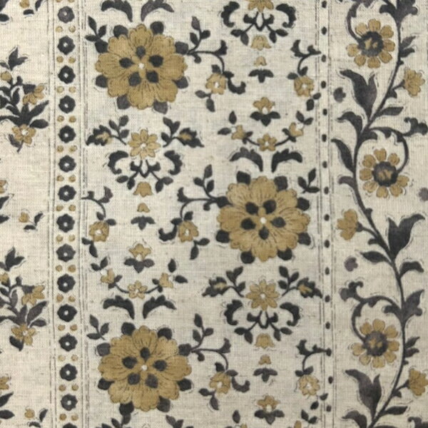 約108cm巾 綿85％麻15％ 【ハンドメイド作家さんのmaruco partsさんと、スワニーのコラボレーション生地】ナチュラルな綿麻シーチング生地にエスニックムードのある柄を描いています。 生地は針通りのよい綿麻シーチング生地 柔らか...