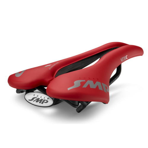 スペック■カラー：レッド■サイズ：255x144mm■表皮素材：SVT Velvet Touch■ボディ素材：カーボン強化ナイロン12■パッド素材：軟質ポリウレタン■レール素材：AISI304ステンレス鋼■重量：260g※シートピラーの構造...