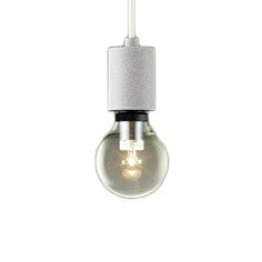 きらめきと明るさを併せ持つ、LEDクリア電球搭載。球体の透明グローブに包み込まれた導光レンズがきらめきを放ち、ランプの下方向に光を集める設計でテーブル面に明るさを届けます。ランプ同梱包LED電球クリア電球タイプ3.4W1灯（E26）（電球色...