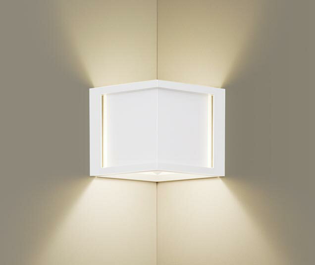 階段などの入隅に設置する、省スペース型のあかり。上方への光が全体を明るくし、下方への光が足元を照らします。◆LED電球小形電球タイプ4.3W1灯（E17）（電球色）◆色温度：2700 K◆光源寿命40000時間（光束維持率70％）◆幅：17...