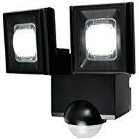 電池長持ち 乾電池式【特徴】●暗闇でセンサーが人や車の動きを検知して自動点灯●軒下などの屋外に設置できる防雨仕様（IP44 防沫形）●乾電池式なのでコンセントがない場所に設置でき、電気代もかかりません●LEDなので省エネなのに明るい●低赤外...