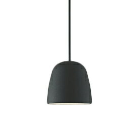 木をベースにした空間にシャンパンシルバーのペンダントをコーディネート。鋳物の質感がアクセントになります。LED(温白色)色温度：3500K演色性：Ra93消費電力：4.5W光束：270lmセード：アルミ鋳物・チャコールブラウン塗装マット高-...