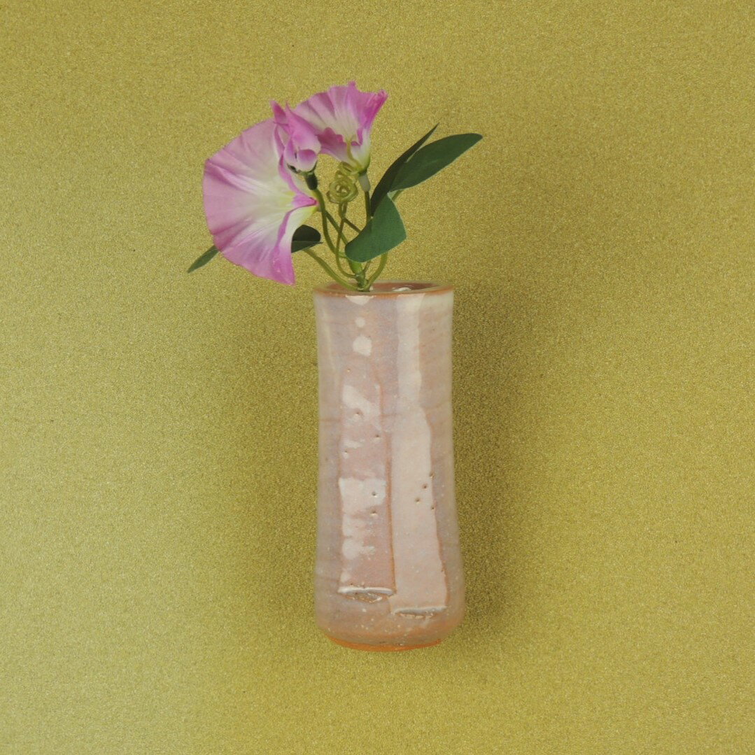 商品説明 サイズ 口径4cm、高さ13.5cm 素材 陶器 色 紫 商品説明 萩焼・掛花入れ、紙箱。萩焼 掛花入れ 一輪挿し ギフト 記念品 ギフト・ラッピング無料！ サイズ：口径4cm、高さ13.5cm紙箱。ギフトラッピング無料。 2