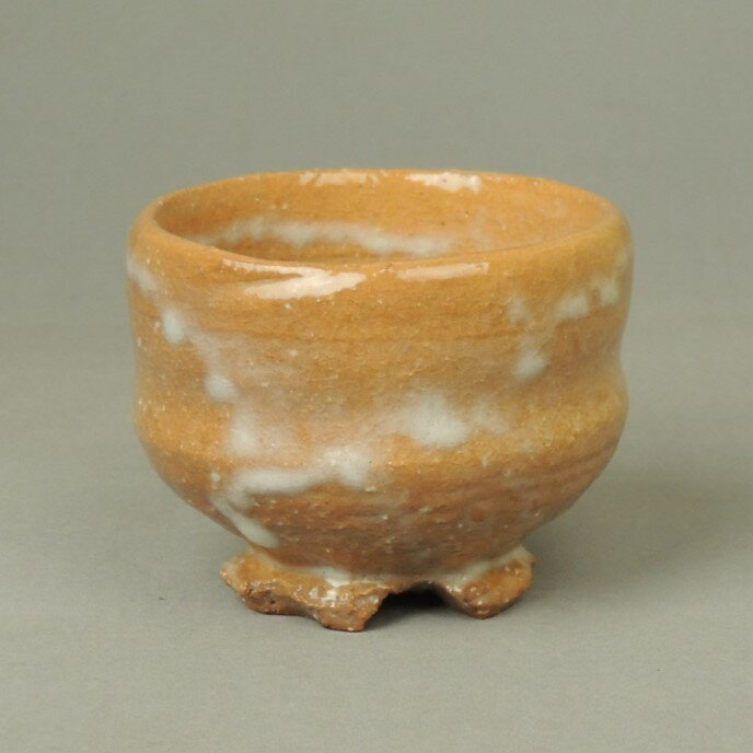 商品情報サイズ口径6.2cm、高さ5.3cm材質陶器色茶商品説明萩焼　伸郎作　化粧ぐい呑み、木箱入り。ギフトラッピング無料。萩焼 伸郎作ぐいのみ 酒盃　木箱入り 送料 ギフトラッピング無料！ サイズ：口径6.4cm×高さ5.3cm、木箱入り。 2