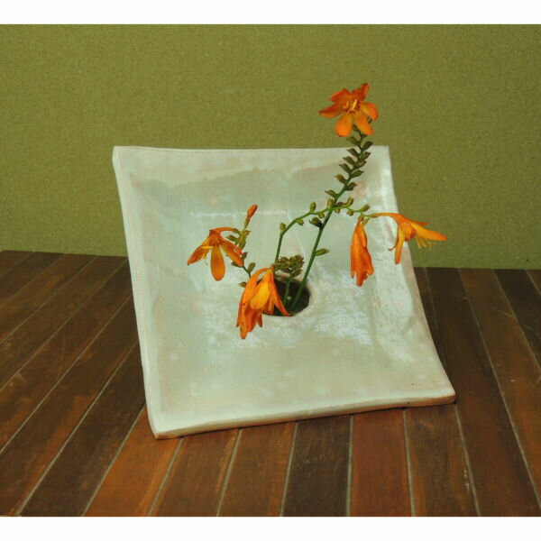 商品説明サイズ一辺18cm、高さ15cm、奥行き12cm 素材陶器色御本手（ピング、グレー） 商品説明萩焼・皿型花入れ、ミニ剣山付き、紙箱。