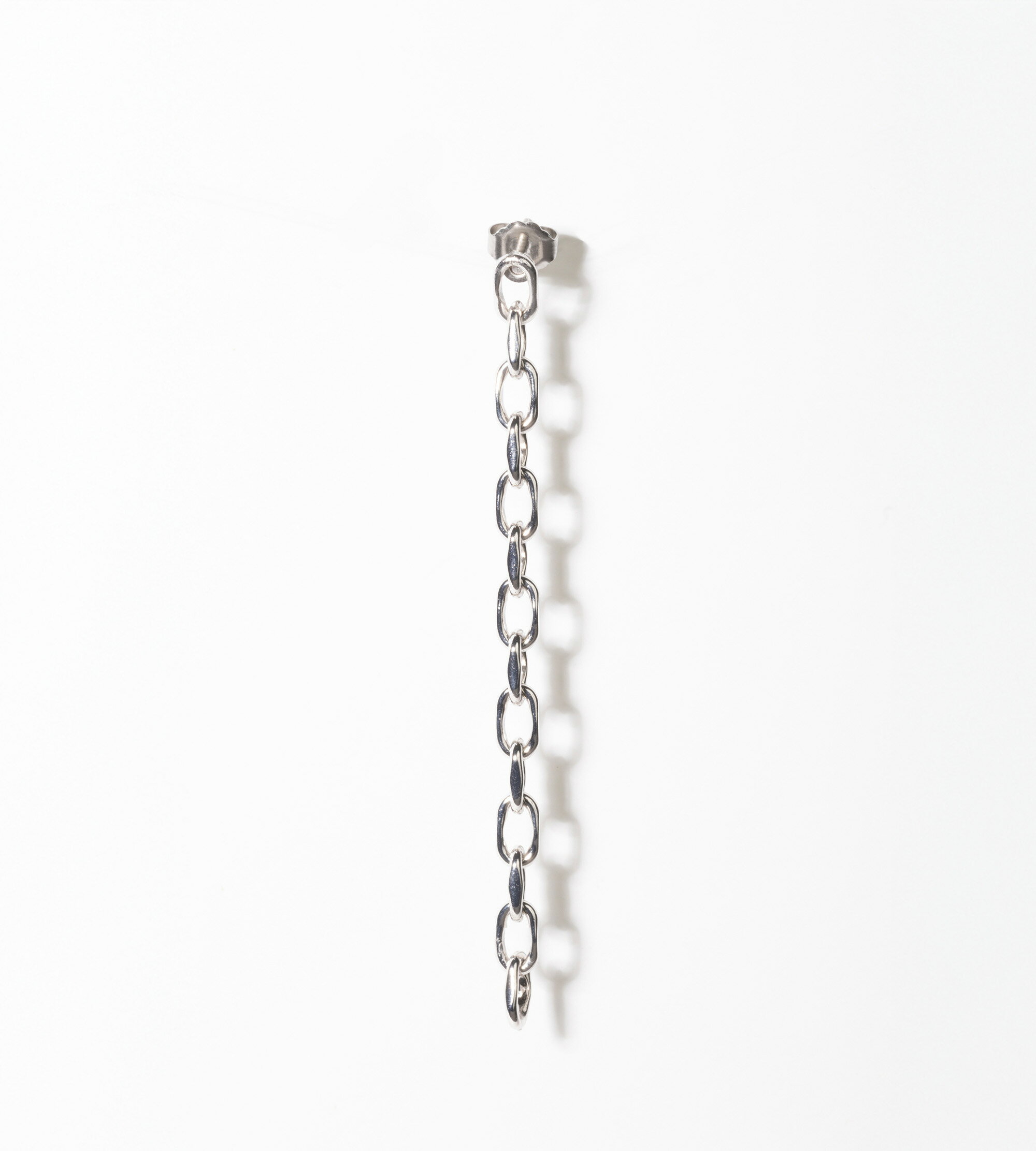 ※巾着・ギフトラッピングは別売りです。 ※本商品は片耳での販売です。 人気のLINK CHAINシリーズから待望のピアスが登場！ シンプルでありながら存在感を放つチェーンピアスが新登場。 さまざまなスタイルに合わせやすく、日常使いから特別な...