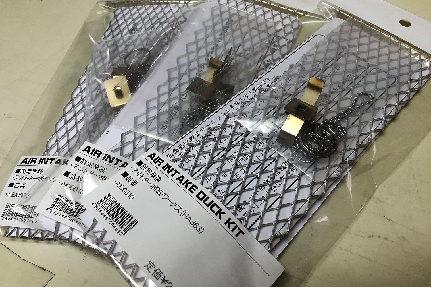 • テイクオフ エアインテークダクト化キット [ アルトワークス [HA36S] ] • 弊社商品のプッシュンRSSの車検対応キャップの脱着がフロントバンパー脱着せずとも可能となります。 • 設定車種：アルトワークス/ターボRS（HA36S）