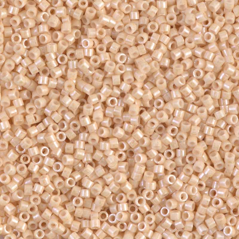 【サイズ】11/0外径：約1.6mm 穴の大きさ：約0.8mm 糸が通りやすいよう穴が大きめであり、ガラスの部分が薄く軽いビーズです。 ビーズ織り・ビーズステッチに適しています。 ※製造ロットにより、同じ品番でも多少の色違いが生じる場合があ...