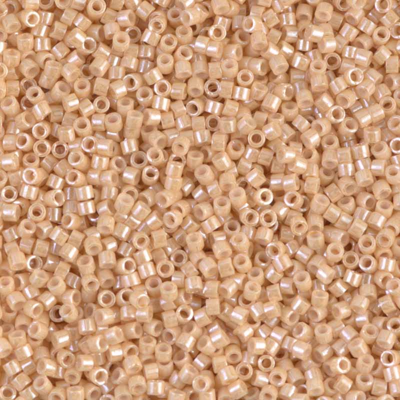 【サイズ】11/0外径：約1.6mm 穴の大きさ：約0.8mm 糸が通りやすいよう穴が大きめであり、ガラスの部分が薄く軽いビーズです。 ビーズ織り・ビーズステッチに適しています。 ※製造ロットにより、同じ品番でも多少の色違いが生じる場合があ...