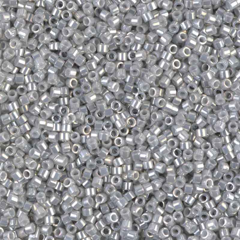 【サイズ】11/0外径：約1.6mm 穴の大きさ：約0.8mm 糸が通りやすいよう穴が大きめであり、ガラスの部分が薄く軽いビーズです。 ビーズ織り・ビーズステッチに適しています。 ※製造ロットにより、同じ品番でも多少の色違いが生じる場合があ...