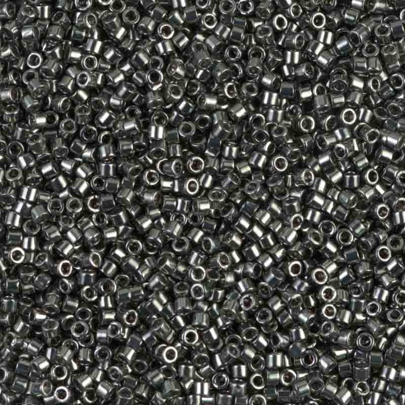 【サイズ】11/0外径：約1.6mm 穴の大きさ：約0.8mm 糸が通りやすいよう穴が大きめであり、ガラスの部分が薄く軽いビーズです。 ビーズ織り・ビーズステッチに適しています。 ※製造ロットにより、同じ品番でも多少の色違いが生じる場合があ...