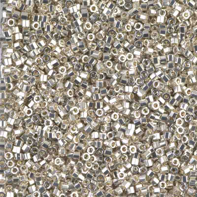 【サイズ】11/0外径：約1.6mm 穴の大きさ：約0.8mm 糸が通りやすいよう穴が大きめであり、ガラスの部分が薄く軽いビーズです。 ビーズ織り・ビーズステッチに適しています。 ※製造ロットにより、同じ品番でも多少の色違いが生じる場合があ...