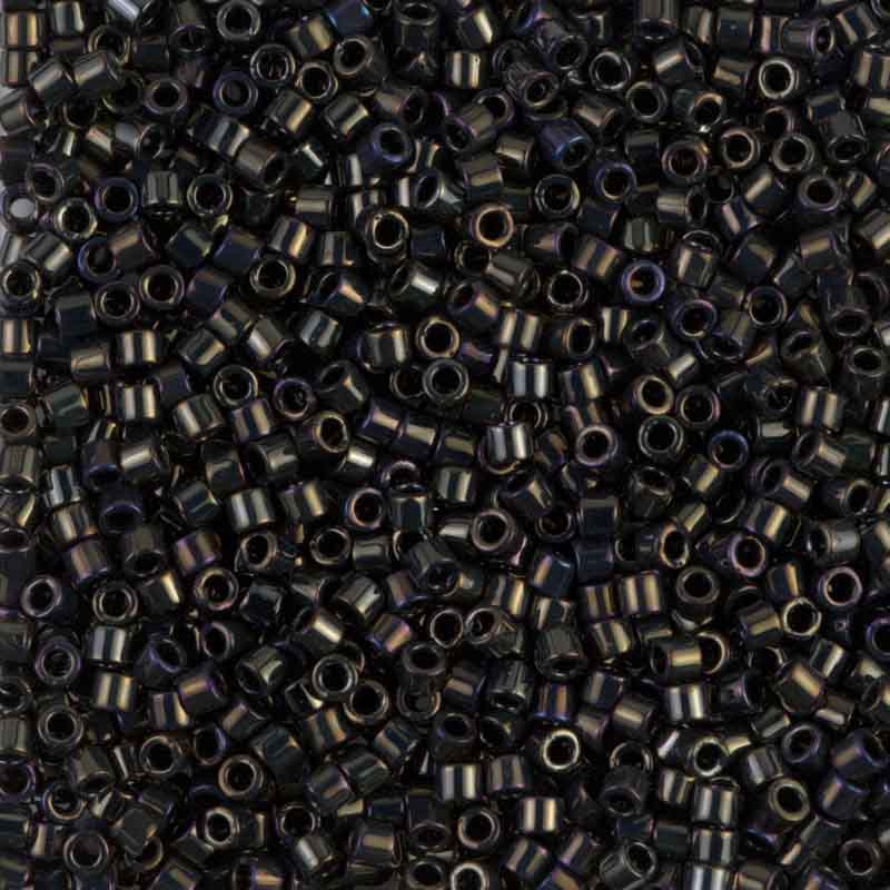 【サイズ】10/0外径：約2.2mm 穴の大きさ：約1mm 糸が通りやすいよう穴が大きめであり、ガラスの部分が薄く軽いビーズです。 ビーズ織り・ビーズステッチに適しています。 ※製造ロットにより、同じ品番でも多少の色違いが生じる場合がありま...