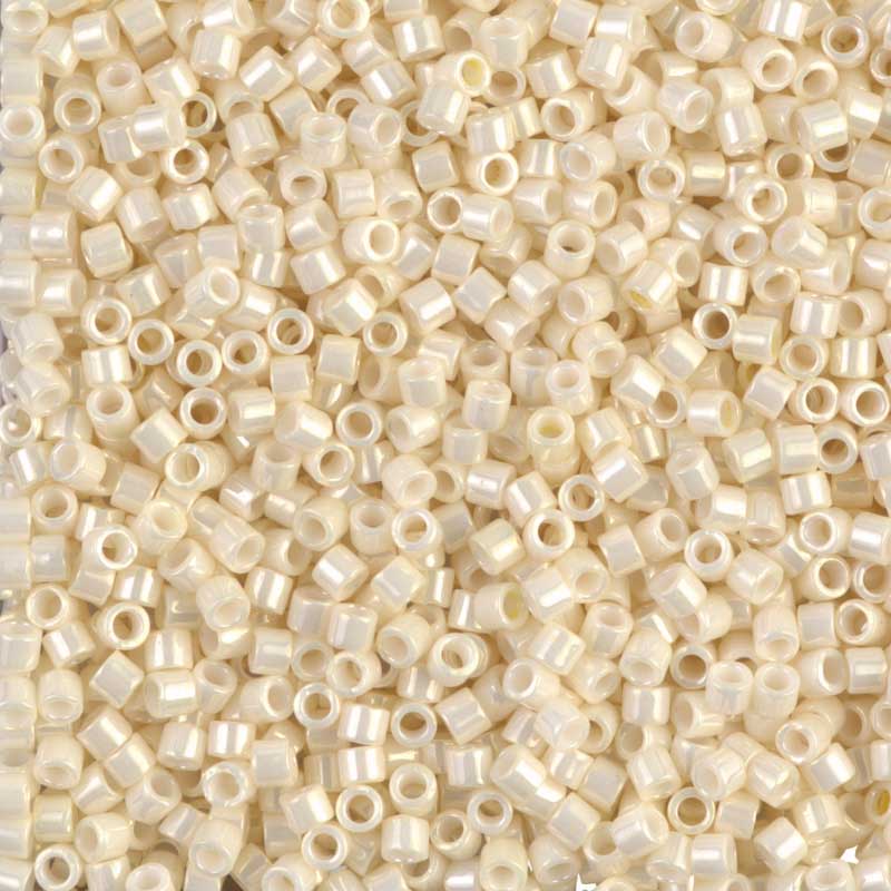 【サイズ】10/0外径：約2.2mm 穴の大きさ：約1mm 糸が通りやすいよう穴が大きめであり、ガラスの部分が薄く軽いビーズです。 ビーズ織り・ビーズステッチに適しています。 ※製造ロットにより、同じ品番でも多少の色違いが生じる場合がありま...