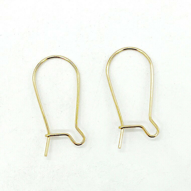 ピアス(フック型) ワイヤーの端を引っ掛けて留めるピアスです。 サイズ：全長23.5mm 線径0.66mm ゴールドフィルド(K14GF)のパーツです。 アメリカ等の海外から、高品質なゴールドフィルド製品を取り寄せています。 【ご注意くださ...