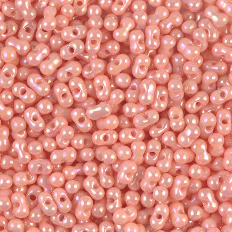 カラー番号：596 ピーナッツのような形状のビーズです。 編むとラズベリーのような粒感が楽しめます。 【色味について】 ※ロットによって色味が変わる場合がございます。 ※製造ロットにより、同じ品番でも多少の色違いが生じる場合があります。予め...