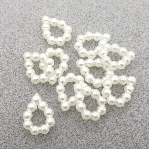 シズク型のパールパーツです。 貼り付けても縫い付けても、レジンクラフトの封入素材などにも使えます。 【サイズ】 9x7mm 厚さ：2mm &nbsp;プレシオサ ビーズ パールキューブ 無穴パール