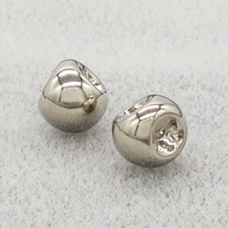 上部に通し穴が開いた、ドロップ型のパールビーズです。 テグスで編んでモチーフ作成や、ピアスやイヤリングにも最適です。 商品名 スズマルビーズ(シルバー) カラー シルバー サイズ 8mm 10mm 12mm 14mm 入数 8mm(10個)...