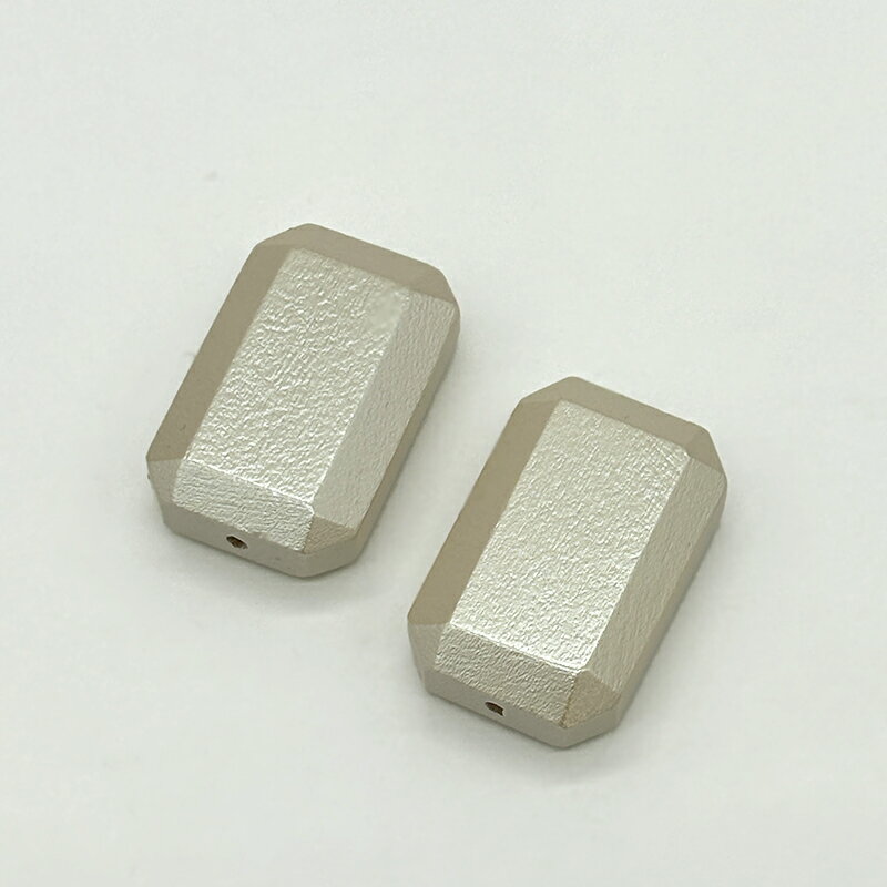 順次、画像の通り商品の切り替えを致します。ご確認の上ご購入ください。 天然木をひとつひとつカッティングし、パール加工を行いました。 人工素材では表現することが出来ない温かみのあるテクスチャー（表面の質感）は、素朴ながらも高級感・存在感をプラ...