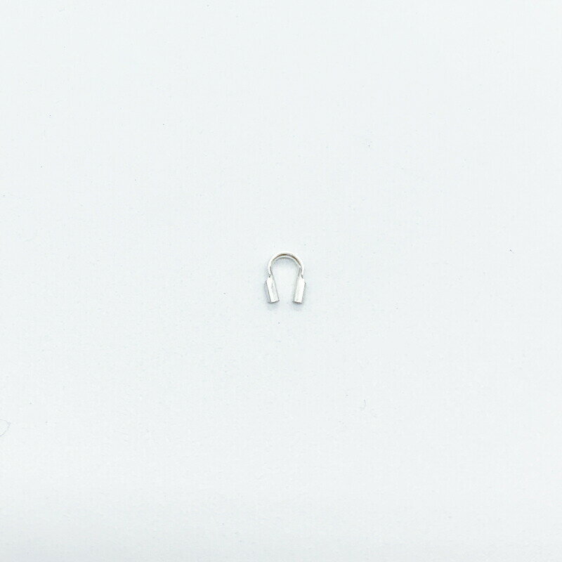 U字金具 サイズ：4x4.5mm スターリングシルバー(SV925)のパーツです。 アメリカやイタリア等の海外から、高品質なシルバー製品を取り寄せています。 【ご注意ください】・素材の性質上、使用状況や保管状況によって変色する場合がございま...