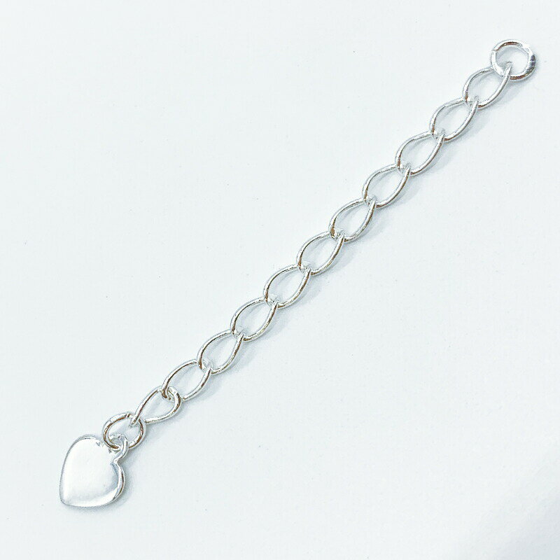 アジャスター(テール) 引き輪やフックとペアで使用する留め金具です。 ダルマカンと異なり、引っ掛けるチェーンのコマで長さ調整が可能です。 先端にはハート型のチャームが付いています。 サイズ：全長53mm(内、チャーム5.7x3mm) スター...