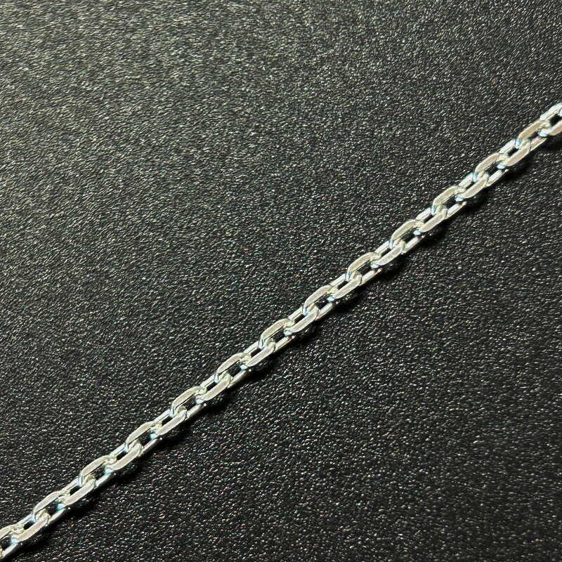 チェーンの種類：4面カット小判チェーン 線径：約0.6mm 太さ：約1.7mm スターリングシルバー(SV925)のチェーンです。 アメリカやイタリア等の海外から、高品質なシルバー製品を取り寄せています。 【ご注意ください】・素材の性質上、...