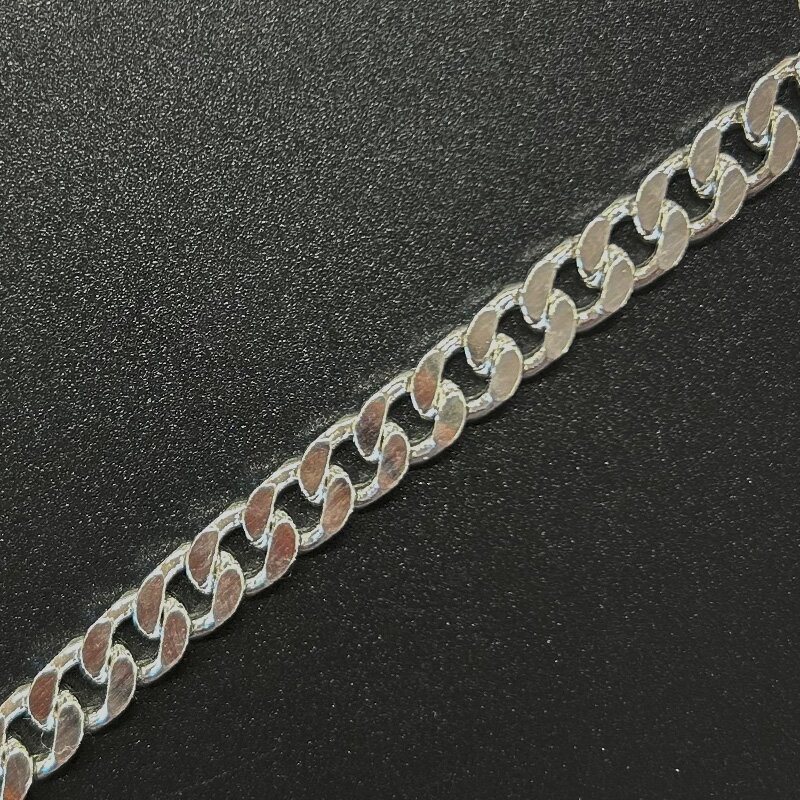 チェーンの種類：喜平4面カットチェーン 線径：約2.2mm 太さ：約7.5mm スターリングシルバー(SV925)のチェーンです。 アメリカやイタリア等の海外から、高品質なシルバー製品を取り寄せています。 【ご注意ください】・素材の性質上、...