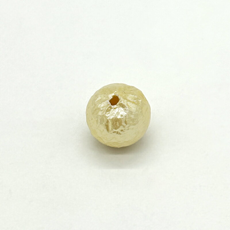 特殊な加工を施した樹脂製パールです。 マルオニパールのようなあたたかみのある表面が特徴です。 シワの入り方が1個1個違います。 表情豊かなビーズなのでアンティークな作品等におすすめです。 以上の点、十分にご理解頂いたうえでのご購入をお願いい...