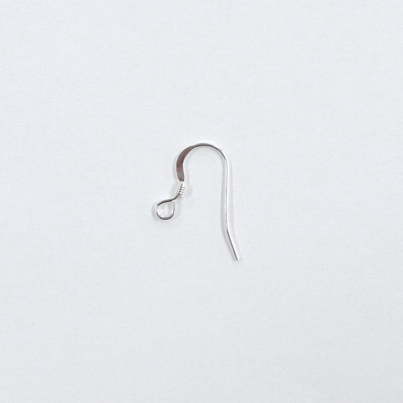ピアス(フィッシュフック) サイズ：0.61mm スターリングシルバー(SV925)のパーツです。 アメリカやイタリア等の海外から、高品質なシルバー製品を取り寄せています。 【ご注意ください】・素材の性質上、使用状況や保管状況によって変色す...
