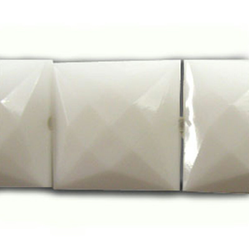 アクリル製品は管を通して型にアクリルを流して作成しますが、その管を切り離した際に傷のようなものが残る場合がございます。予めご了承頂いた上でご注文下さい。 気になる方はご注文前にお問い合わせ下さい。 アクリル製品はお客様のご希望の色に染めるこ...