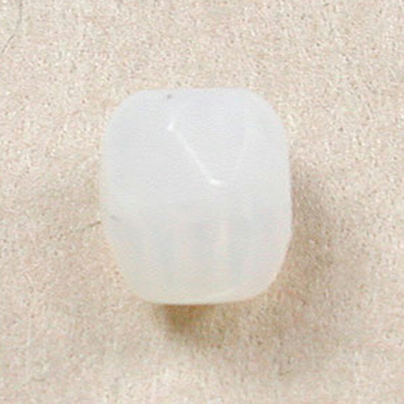 【ファイアポリッシュ(Fire polish)とは】 グラスビーズを高熱にあてて表面を少し溶かし艶出ししたビーズです。 カット部分に少し丸みがあるのが特長です。 ※ファイアポリッシュは入荷時期やサイズによって色味が変わることがあります。