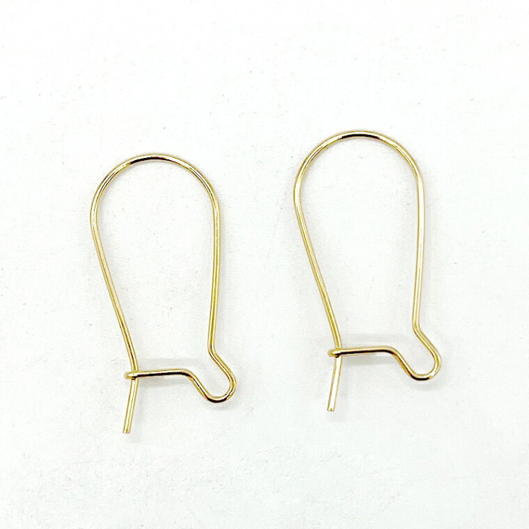 ピアス(フック型) ワイヤーの端を引っ掛けて留めるピアスです。 サイズ：全長23.5mm 線径0.66mm ゴールドフィルド(K14GF)のパーツです。 アメリカ等の海外から、高品質なゴールドフィルド製品を取り寄せています。 【ご注意くださ...