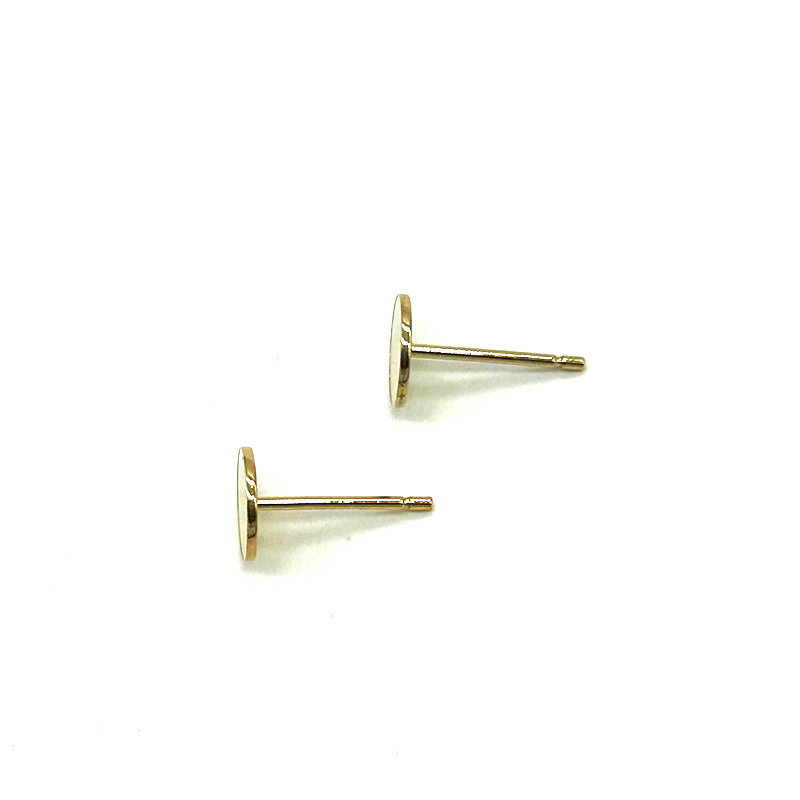 貼り付けピアス 貼り付けタイプのピアスです。キャッチはついていません。 サイズ：皿6mm ゴールドフィルド(K14GF)のパーツです。 アメリカ等の海外から、高品質なゴールドフィルド製品を取り寄せています。 【ご注意ください】 ・変色しにく...