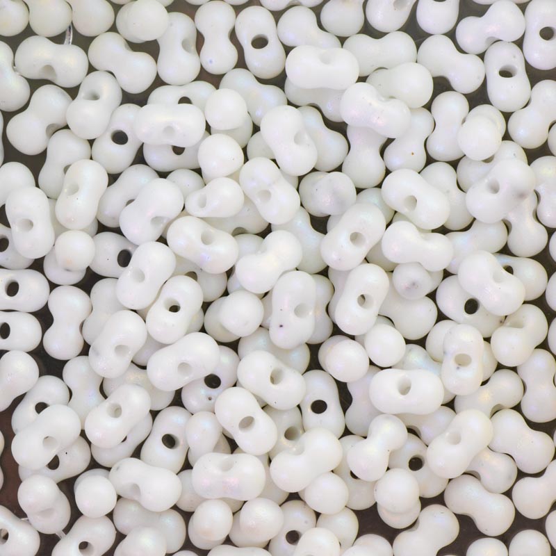 カラー番号：402FR ピーナッツのような形状のビーズです。 編むとラズベリーのような粒感が楽しめます。 【色味について】 ※製造ロットにより、同じ品番でも多少の色違いが生じる場合があります。予めご了承ください。 ※お使いのブラウザや画面設...