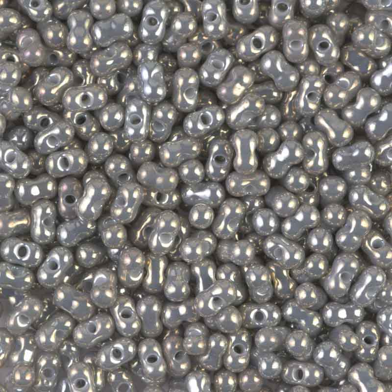 カラー番号：1865 ピーナッツのような形状のビーズです。 編むとラズベリーのような粒感が楽しめます。 【色味について】 ※製造ロットにより、同じ品番でも多少の色違いが生じる場合があります。予めご了承ください。 ※お使いのブラウザや画面設定...