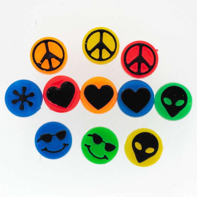 ※複数の柄・カラーがミックスされた、アソート商品です。入っている柄・カラーは小袋により異なります。 柄・カラーの指定はできませんのでご了承ください。 カラフルなプラスチック製ビーズです。