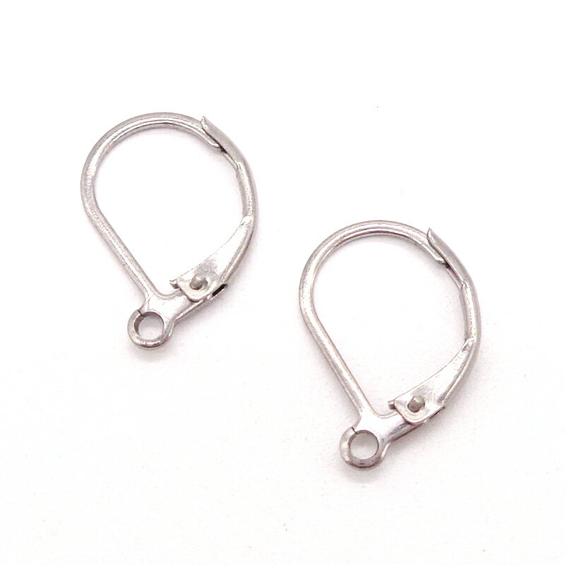 ピアス(フレンチフック) フレンチフック型のピアス金具です。ドロップのような形状です。 カン付きで、レバーで開閉します。 サイズ： 約13x10mm (ポスト線径0.8mm、カン内径1.8mm) &nbsp; ステンレス素材について ◇錆び...