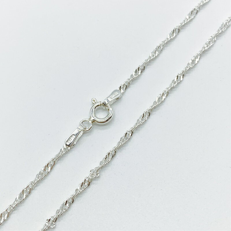 ネックレス(カットスクリュー) 表面がカットされたスクリューチェーンを使用した、細めのシルバーネックレスです。 サイズ：線径0.3mm スターリングシルバー(SV925)のパーツです。 アメリカやイタリア等の海外から、高品質なシルバー製品を...