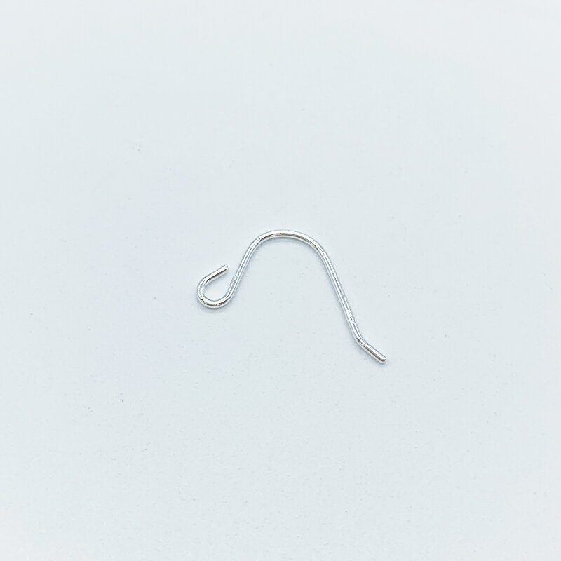 ピアス(フィッシュフック型) カンの向き：外向き サイズ：15x10.5mm スターリングシルバー(SV925)のパーツです。 アメリカやイタリア等の海外から、高品質なシルバー製品を取り寄せています。 【ご注意ください】・素材の性質上、使用...