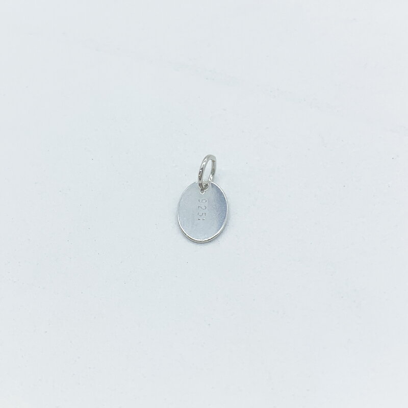 刻印用タグ等に使えるプレート サイズ：7.3×5.5mm スターリングシルバー(SV925)のパーツです。 アメリカやイタリア等の海外から、高品質なシルバー製品を取り寄せています。 【ご注意ください】・素材の性質上、使用状況や保管状況によっ...