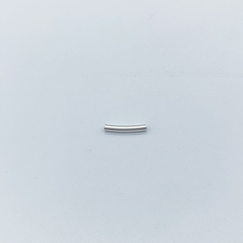 曲線丸パイプ サイズ： 1.5x10mm パイプ外径φ1.2mm スターリングシルバー(SV925)のパーツです。 アメリカやイタリア等の海外から、高品質なシルバー製品を取り寄せています。 【ご注意ください】・素材の性質上、使用状況や保管状...