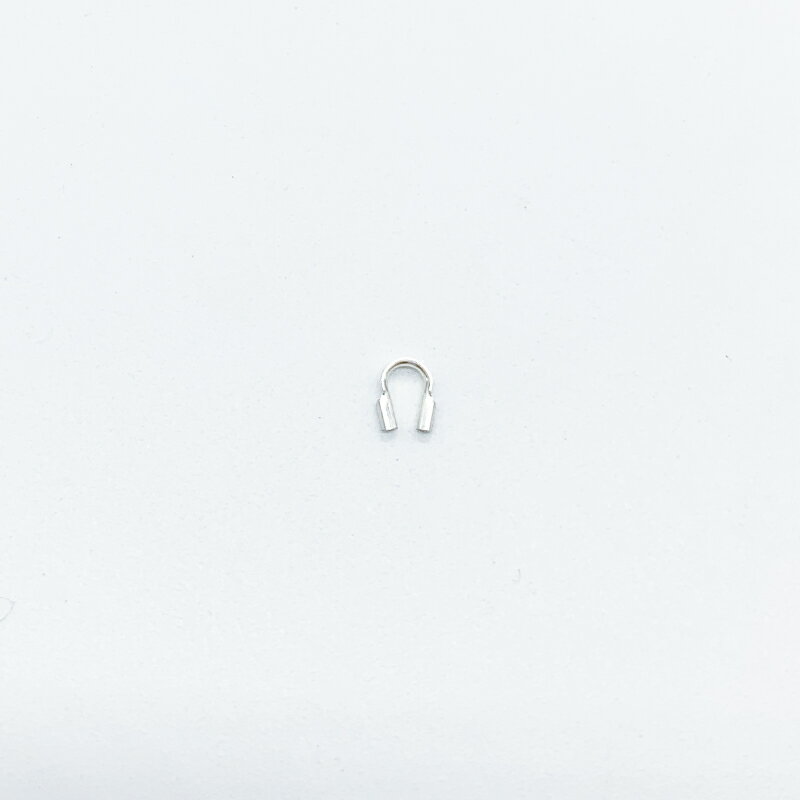 U字金具 サイズ：4x4.5mm スターリングシルバー(SV925)のパーツです。 アメリカやイタリア等の海外から、高品質なシルバー製品を取り寄せています。 【ご注意ください】・素材の性質上、使用状況や保管状況によって変色する場合がございま...