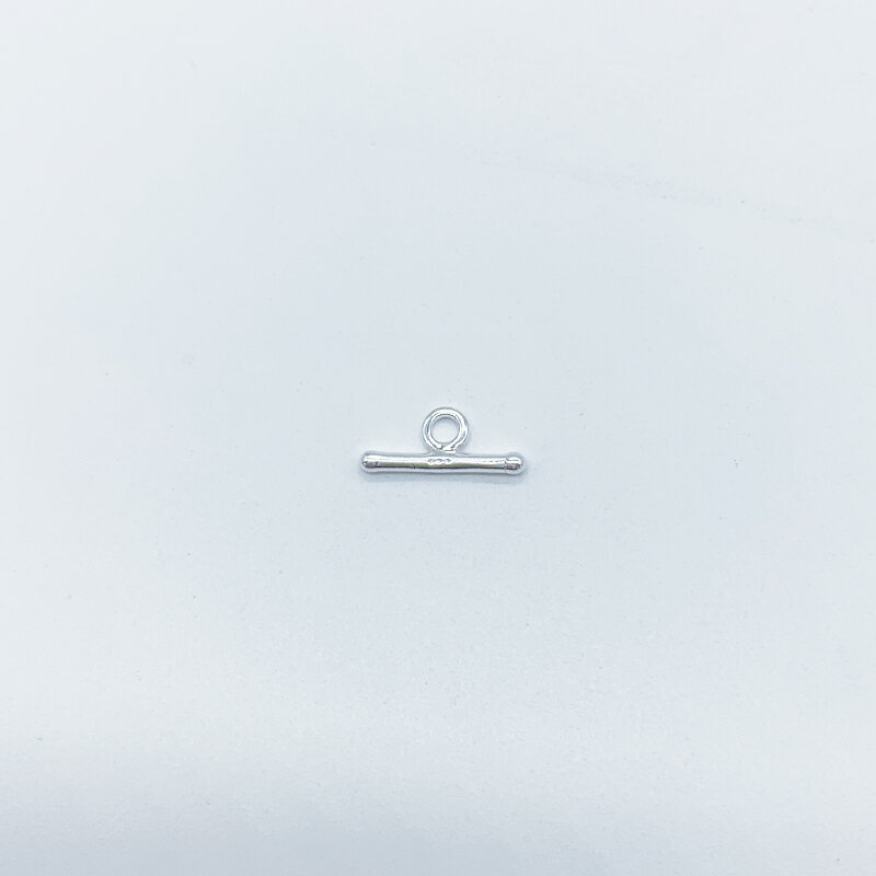 マンテルバーマンテルとは：リングと棒で一対の留め金具です。リングに棒を通して使います。 サイズ：線径1.5mmx全長13mm スターリングシルバー(SV925)のパーツです。 アメリカやイタリア等の海外から、高品質なシルバー製品を取り寄せて...