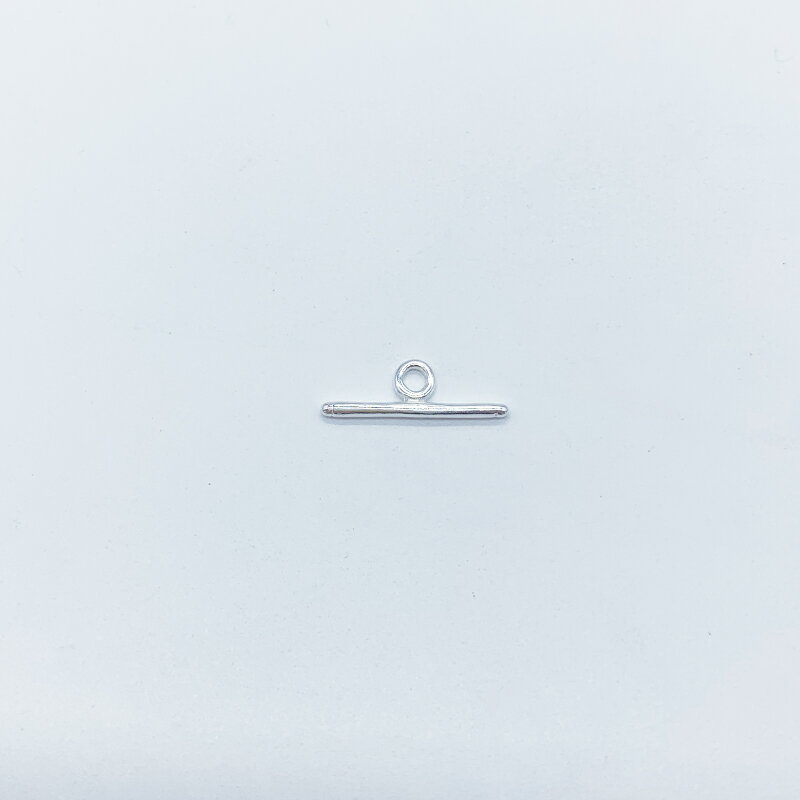 マンテルバーマンテルとは：リングと棒で一対の留め金具です。リングに棒を通して使います。 サイズ：線径1.6mmx全長11.2mm スターリングシルバー(SV925)のパーツです。 アメリカやイタリア等の海外から、高品質なシルバー製品を取り寄...