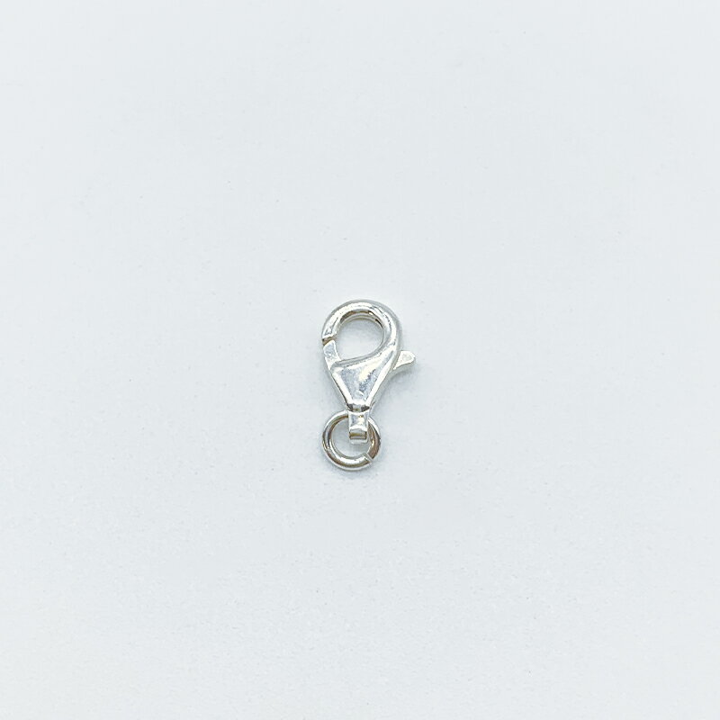 トリガークラスプ(カニカン) 丸カン部分の可動域が通常より大きく、カン部分が回転するフックです。 サイズ：11.0mm(11.2MM) スターリングシルバー(SV925)のパーツです。 アメリカやイタリア等の海外から、高品質なシルバー製品を...
