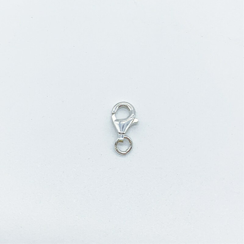 トリガークラスプ(カニカン) 丸カン部分の可動域が通常より大きく、カン部分が回転するフックです。 サイズ：9.0mm(9.3MM) スターリングシルバー(SV925)のパーツです。 アメリカやイタリア等の海外から、高品質なシルバー製品を取り...