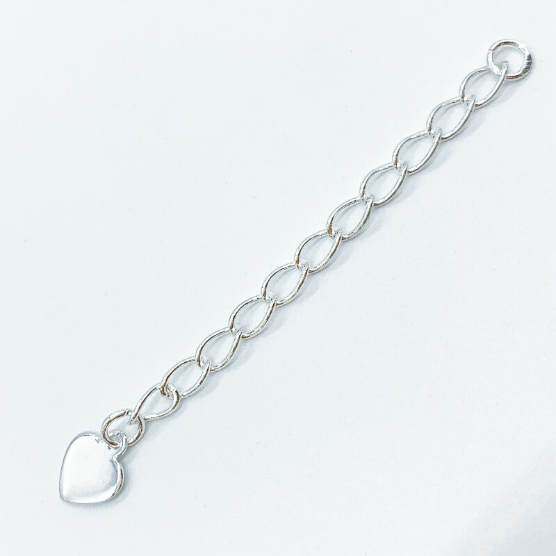 アジャスター(テール) 引き輪やフックとペアで使用する留め金具です。 ダルマカンと異なり、引っ掛けるチェーンのコマで長さ調整が可能です。 先端にはハート型のチャームが付いています。 サイズ：全長53mm(内、チャーム5.7x3mm) スター...