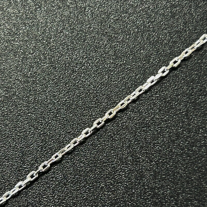 チェーンの種類：4面カット小判チェーン 線径：約0.35mm 太さ：約1mm スターリングシルバー(SV925)のチェーンです。 アメリカやイタリア等の海外から、高品質なシルバー製品を取り寄せています。 【ご注意ください】・素材の性質上、使...