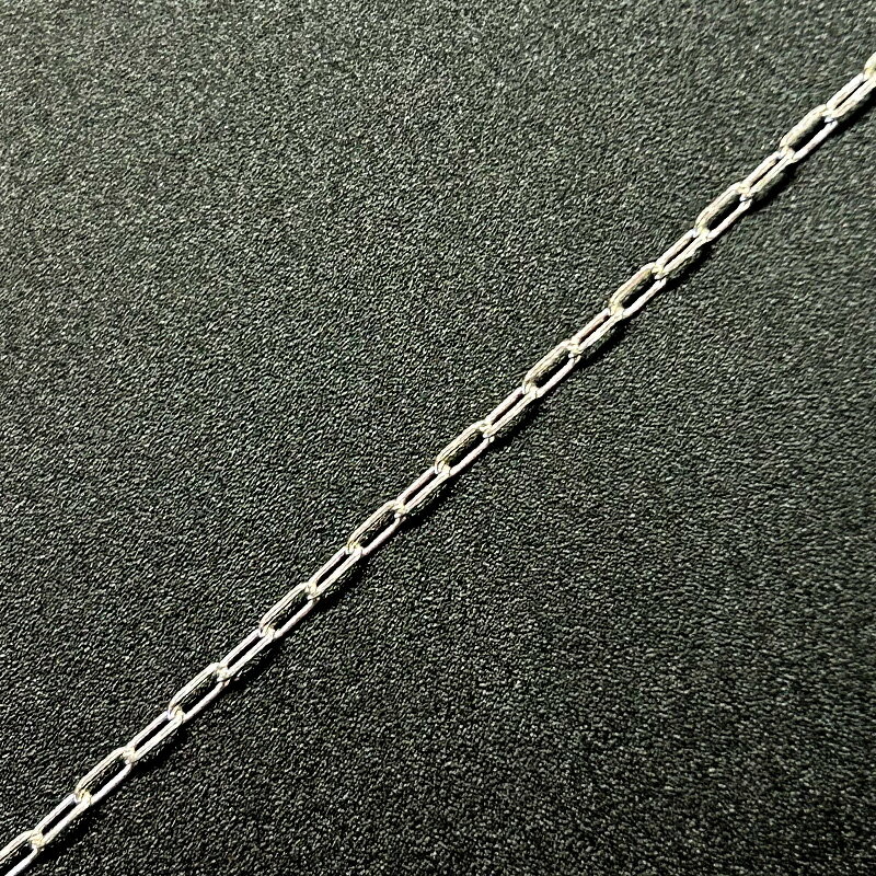 チェーンの種類：長小判4面カットチェーン 線径：約0.5mm 太さ：約1.6mm スターリングシルバー(SV925)のチェーンです。 アメリカやイタリア等の海外から、高品質なシルバー製品を取り寄せています。 【ご注意ください】・素材の性質上...